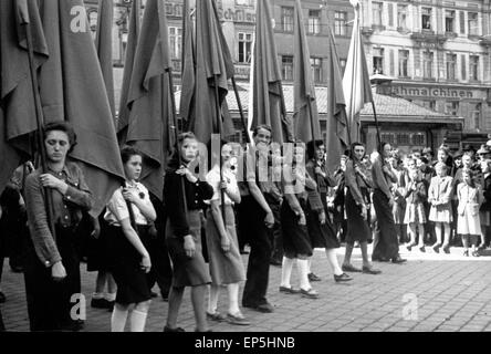 Maikundgebung mit Parade der FDJ in Ost Berlin, DDR 1950er Jahre. 1st ...