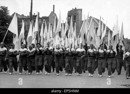 Maikundgebung mit Parade der FDJ in Ost Berlin, DDR 1950er Jahre. 1st ...