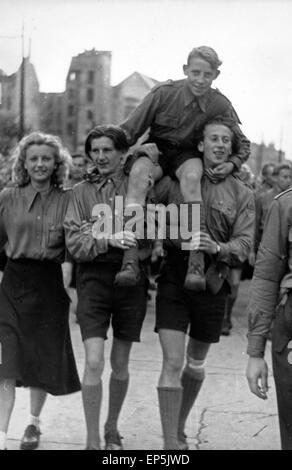 Maikundgebung der FDJ in Ost Berlin, DDR 1950er Jahre. 1st of May rally ...