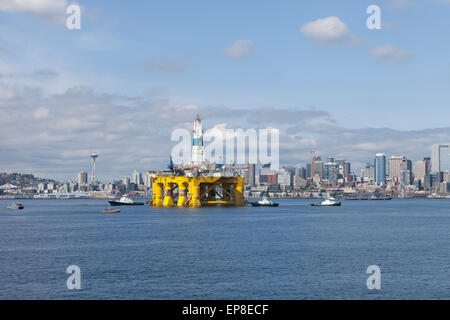 Seattle, Washington, USA. 14th May, 2015. Shell oil rig Transocean ...