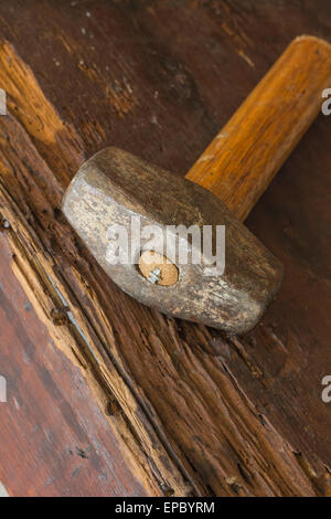 Small single handed worn sledge hammer on grunge wood background Stock ...