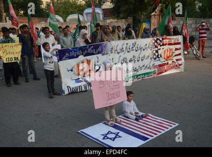 Lahore, Pakistan. 16th May, 2015. A group of Shia students,(ISO) imamia ...