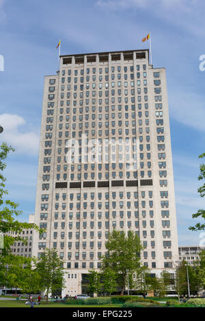 Shell building on London's southbank of the River Thames Stock Photo ...