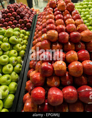 Apple stall in big supermarket Stock Photo - Alamy