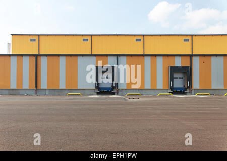 Loading bay at warehouse distribution centre Stock Photo - Alamy