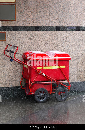 Postman Mail Delivery Cart at Snow in London Stock Photo - Alamy
