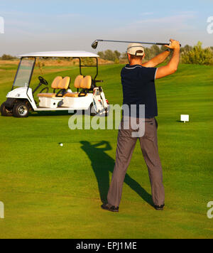 Athletic young man playing golf Stock Photo - Alamy