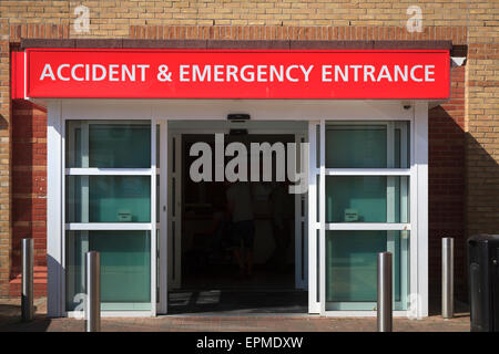 Emergency sign above entrance to hospital emergency department Stock ...