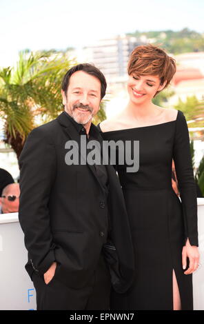 Louise Bourgoin and Jean-Hugues Anglade posing for the photocall of 'Je ...
