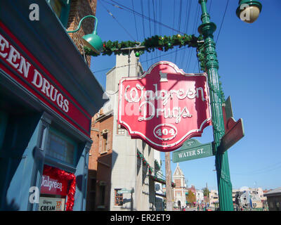 old fashioned drug store and pharmacy Stock Photo - Alamy