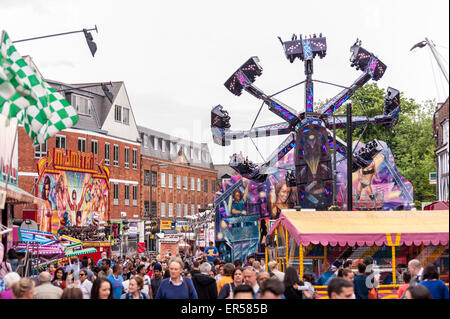 Pinner, London, UK. 27 May 2015. Children brave the Waveswinger ride ...
