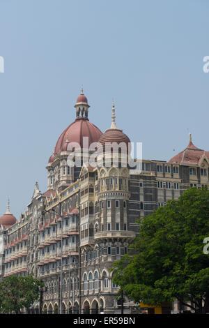 India, Mumbai (aka Bombay). Landmark monument Gateway of India. Located ...