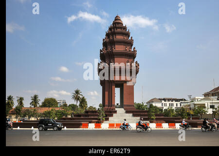 Roundabout at the Independence Monument, Phnom Penh, Cambodia Stock ...