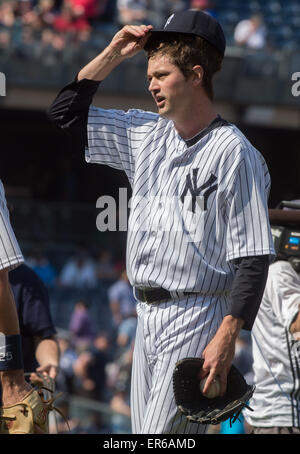 New York Yankees pitcher Andrew Miller, right, celebrates with catcher ...