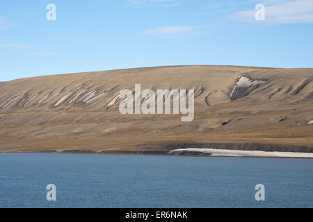 Strange erosion patterns on moutainside adjacent to Freemansundet ...