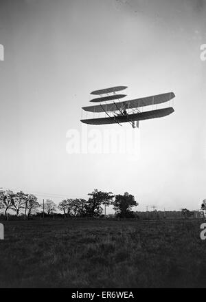 Left front view of flight 46, Orville shown turning to the l Stock ...