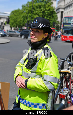 Female Metropolitan police officer in front of an Irish Guardsmen in ...