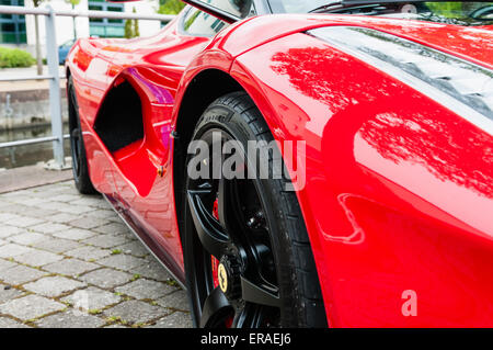 Door mirror on a Ferrari LaFerrari (F150) hybrid supercar Stock Photo ...