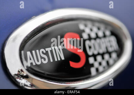 An Austin Mini car badge and bonnet Stock Photo - Alamy