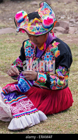 Young woman knitting, Capachica Peninsula, Lake Titicaca, Peru Stock ...
