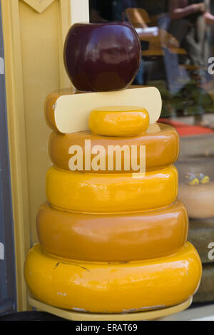 statue in Edam Holland of cheese sellers or porters Stock Photo - Alamy