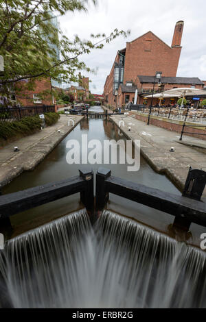 Bridgewater Canal lock with Dukes 92 pub in Castlefield Manchester ...