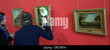 The paintings 'Baumbestandene Felsenlandschaft' (l-r), 'Der verlorene ...