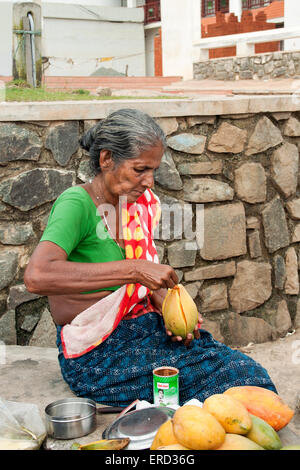 Woman selling Mangoes on the street - Dakar, Senegal Stock Photo - Alamy