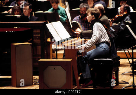 Cynthia Millar playing Ondes Martenot - Electrophonic instrument ...