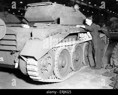 Tank Assembly at Longbridge plant, Birmingham, Circa 1941 Stock Photo ...