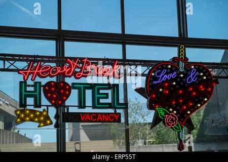 Neon sign: Heartbreak Hotel ‘vacancy’ Stock Photo - Alamy