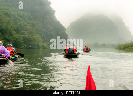 Traveling through Tam Coc caves on the Ngo Gong River in Ninh Binh ...