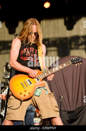 Rodney Atkins performing at the Carolina Country Music Festival at ...