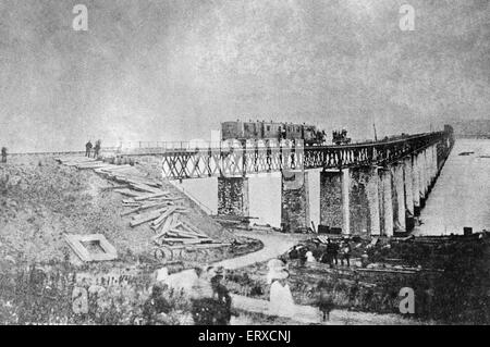 train on tay railway bridge Stock Photo - Alamy