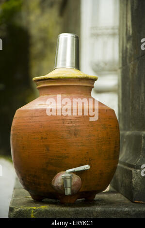 India, Maharashtra, Mumbai, Clay pots drying in the sun in the potters ...