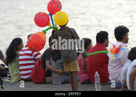 Poor balloon selling boy in India Stock Photo - Alamy