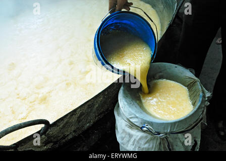 Jaggery making production process moulds , Kolhapur , Maharashtra ...