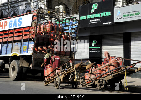 Kalbadevi Road in Mumbai, India, Swadeshi Market, a textile market in ...