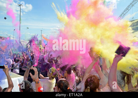 The Color Run finale event with explosions of colour. Wembley London ...