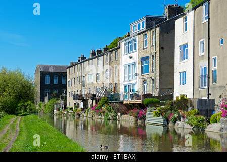 Leeds and Liverpool Canal Kildwick Yorkshire Stock Photo - Alamy