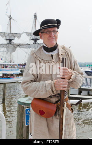 Colonial America 18th century rifleman reenactor - Alexandria, Virginia ...