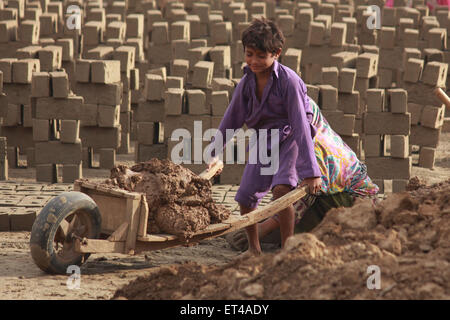 Lahore, Pakistan. 11th June, 2015. Pakistani child labourer busy in ...