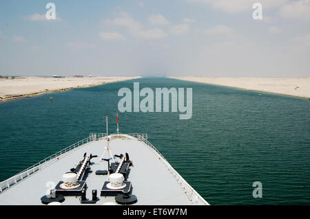 Ship passing through the Suez Canal Stock Photo - Alamy
