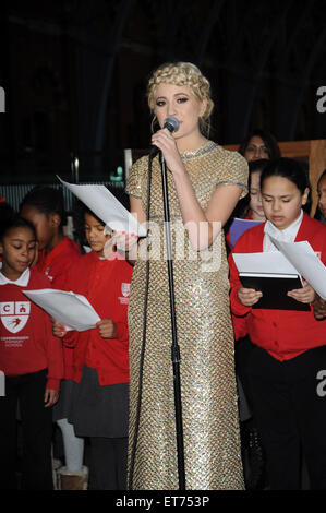 Pixie Lott sings with childrens choir at St Pancras station in aid of ...