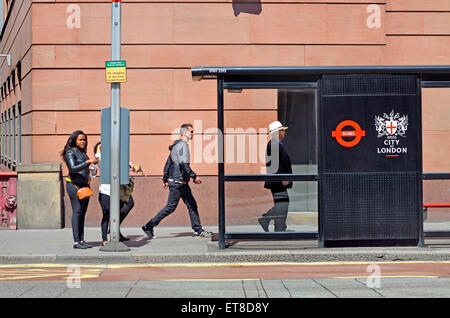 Bus stop in London, England Stock Photo: 72295635 - Alamy