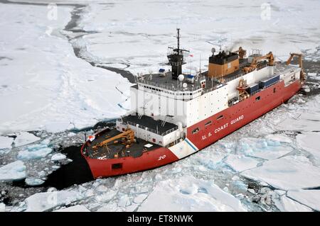 US Coast Guard Cutter Healy breaks ice ahead of the Canadian Coast ...