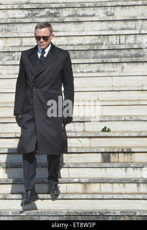 Daniel Craig filming a scene for the new James Bond film 'Skyfall' in ...
