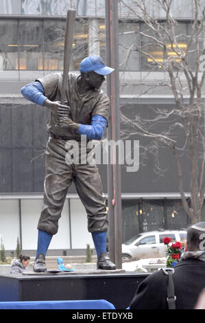 The Chicago Cubs bronze statue of baseball legend Ernie Banks on ...