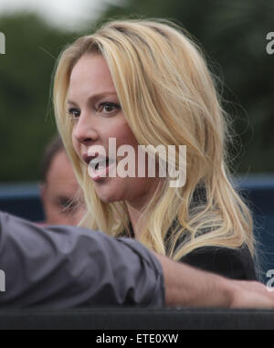 Katherine Heigl makes appearance on Extra TV Show at Universal City ...