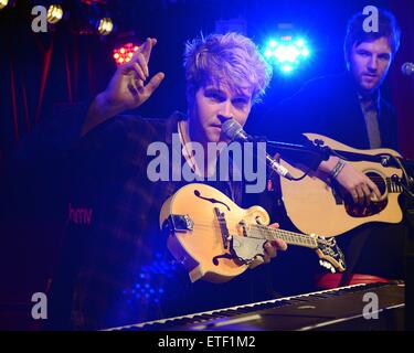 Kodaline performs an exclusive acoustic gig at HMV for 400 fans who ...